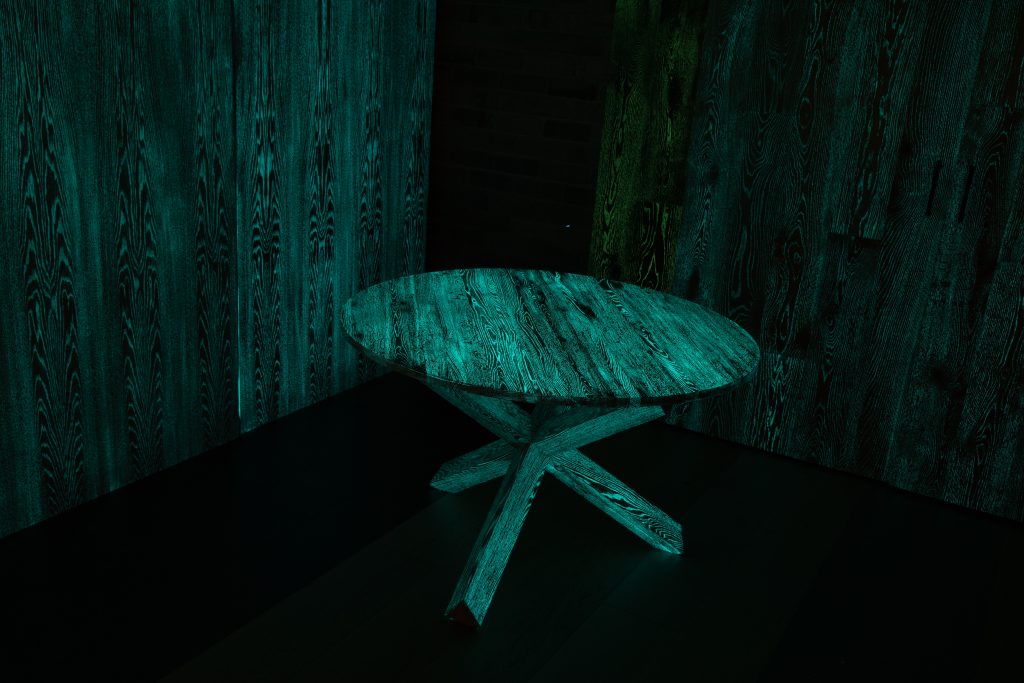 Glowing Solid Oak Table - Natural/Round Glowing Solid Oak Table